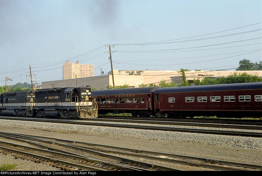 SR SD40-2 3244 and GP50 7004